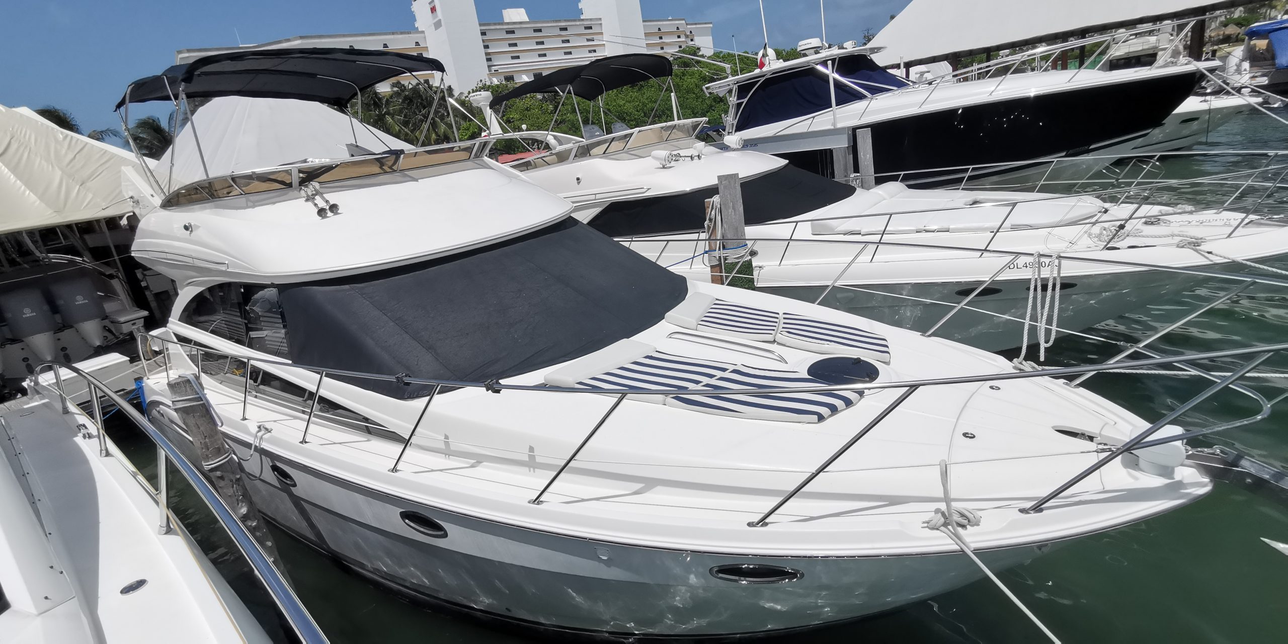 Yacht with Flybridge Meridian 410 - CancunCD - Catamaran Dream