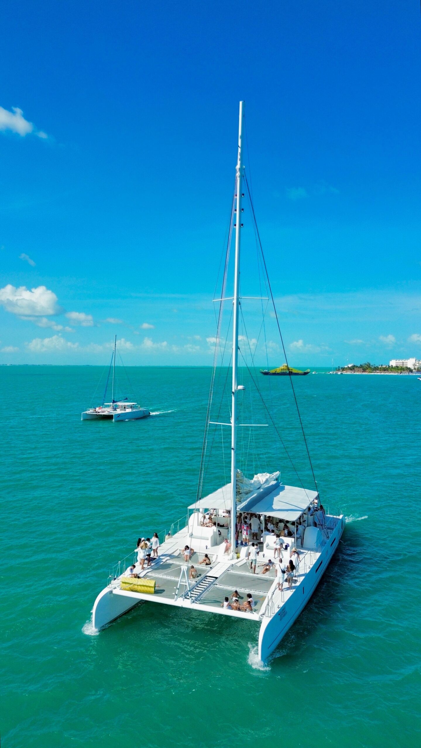 Large Catamaran at Isla Mujeres for 150 people - CancunCD - Catamaran Dream